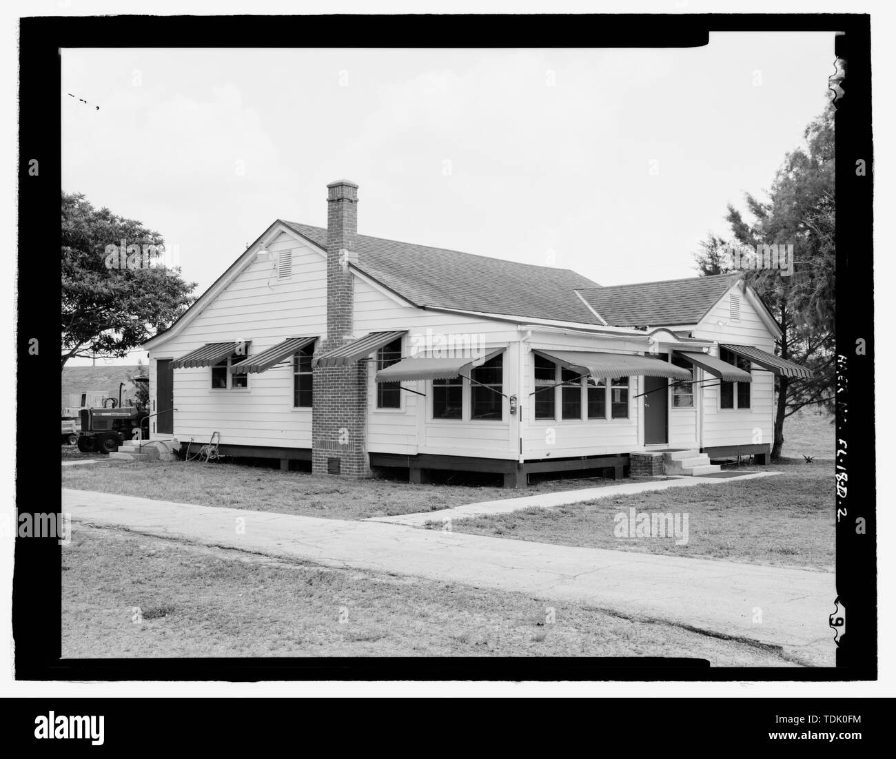 OBLIQUE VIEW OF FRONT (SOUTHEAST) AND SOUTHWEST SIDES OF LOCKTENDER'S ...