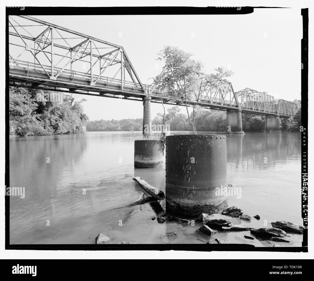 OBLIQUE VIEW OF SOUTH SIDE OF BRIDGE, SHOWING REMNANTS OF PREVIOUS ...