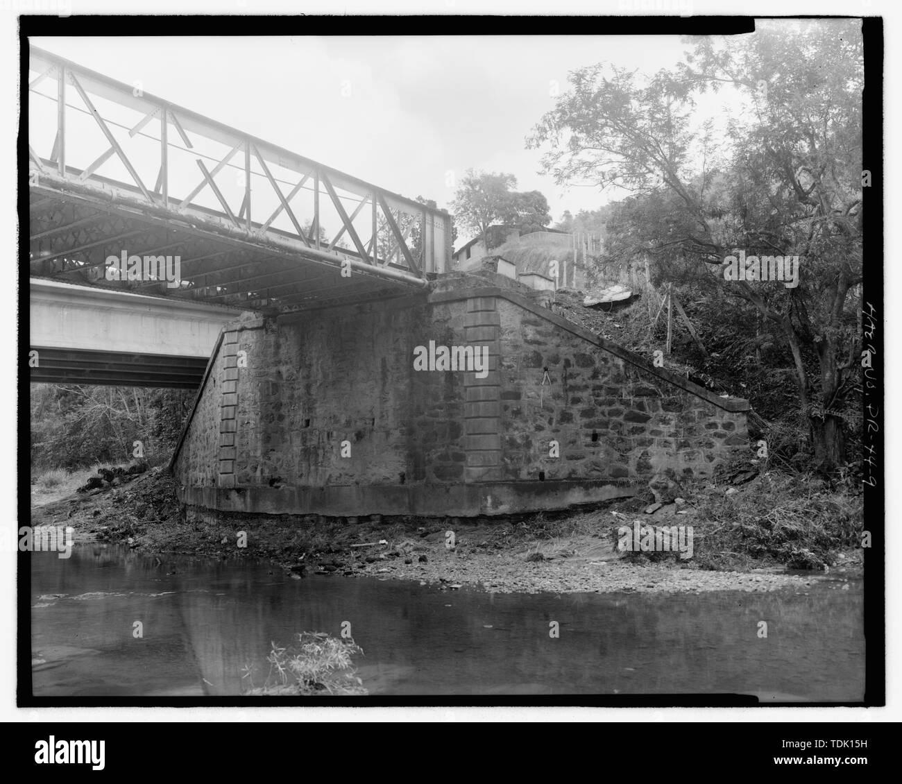 OBLIQUE VIEW OF THE NORTH ABUTMENT FROM THE SOUTHEAST. - Puente Rio ...