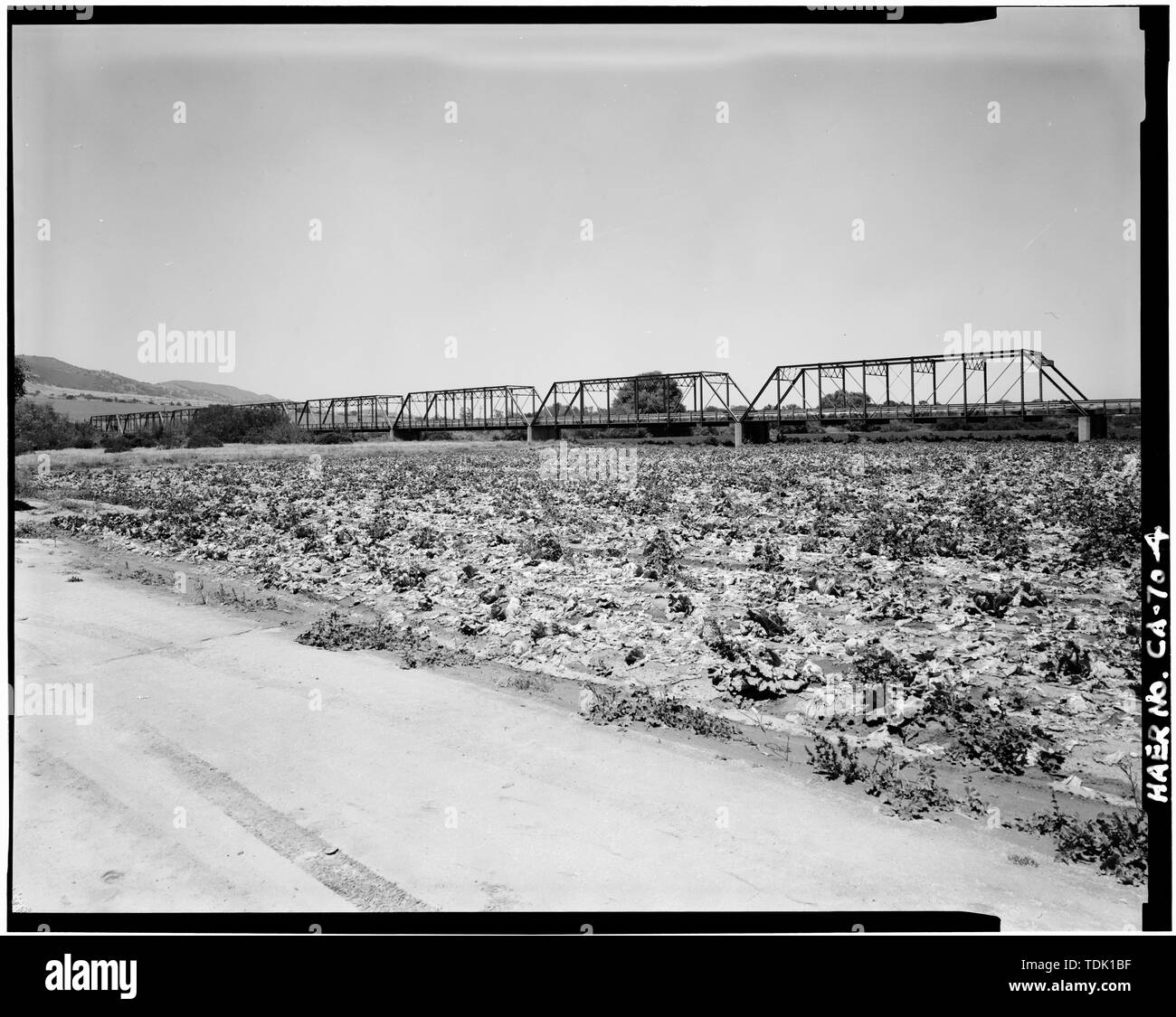 OBLIQUE VIEW OF UPSTREAM SIDE OF BRIDGE, LOOKING NORTHWEST (90mm lens ...