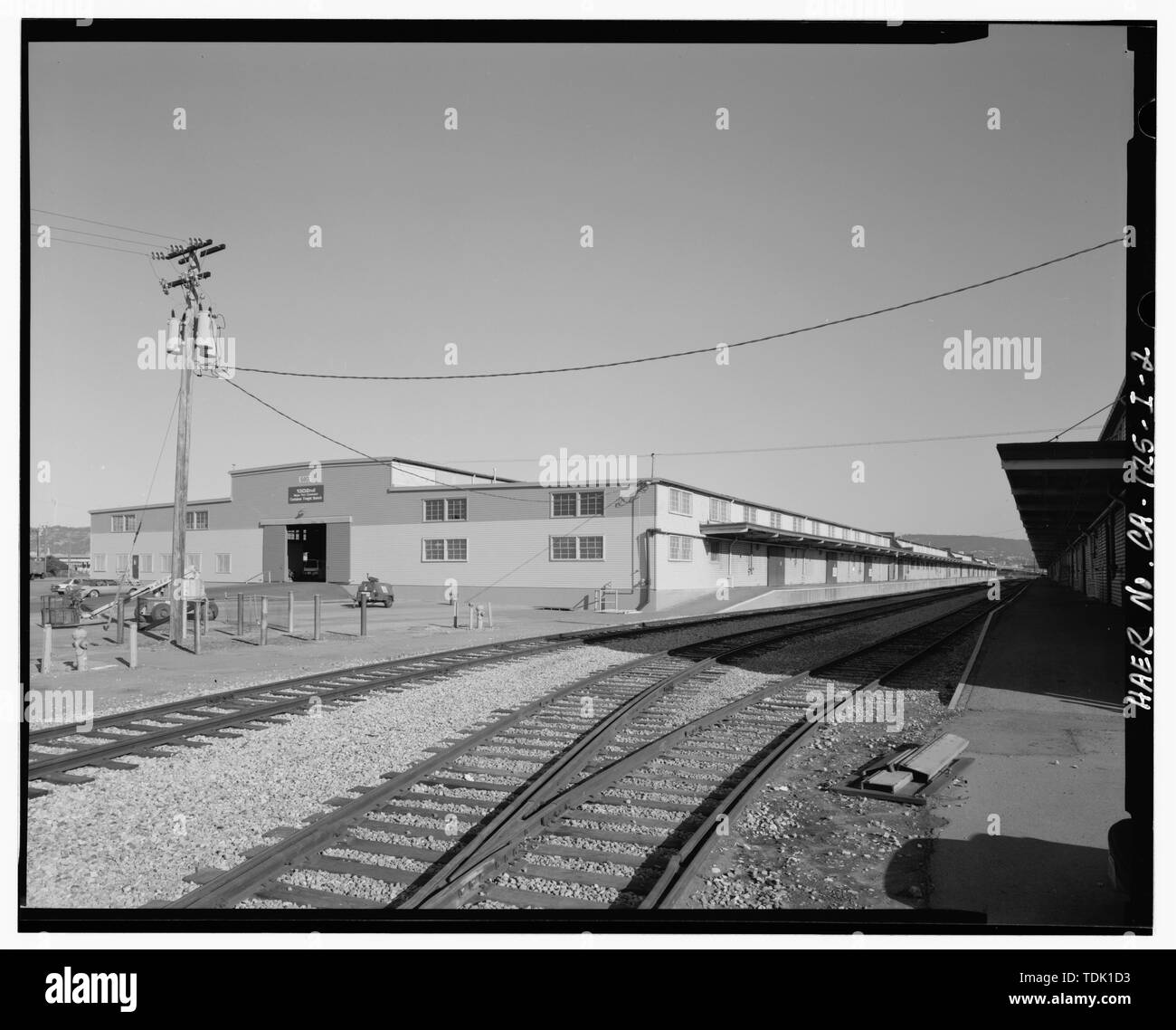 OBLIQUE VIEW OF WEST AND SOUTH FACES, BUILDING 807. - Oakland Army Base ...