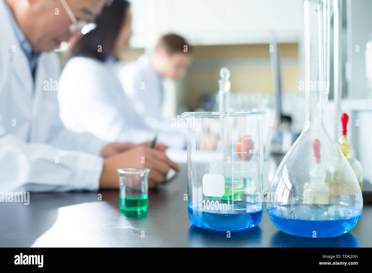 people doing chemical experiment in modern lab Stock Photo - Alamy