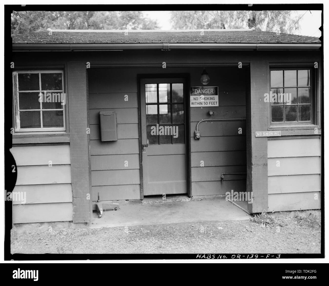 OIL AND GAS HOUSE, FRONT ENTRANCE DETAIL, LOOKING WEST - Union Ranger ...