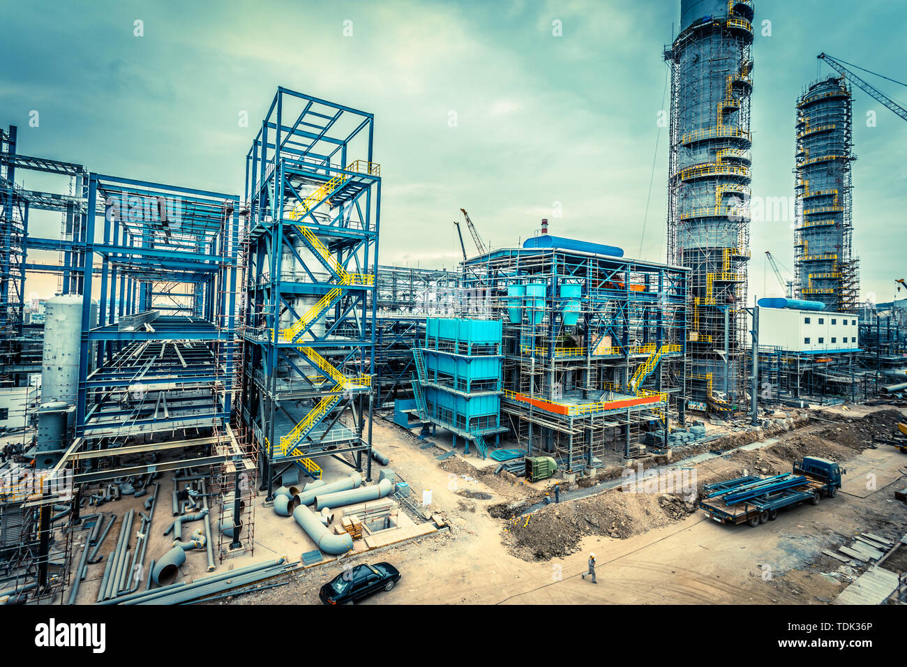Oil refinery grinding pipe hi-res stock photography and images - Alamy
