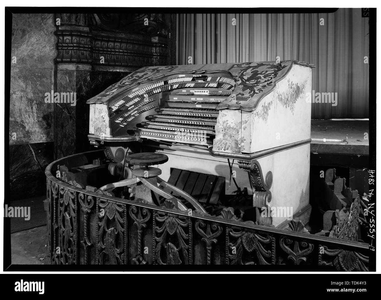 Theatre organ console hi-res stock photography and images - Alamy