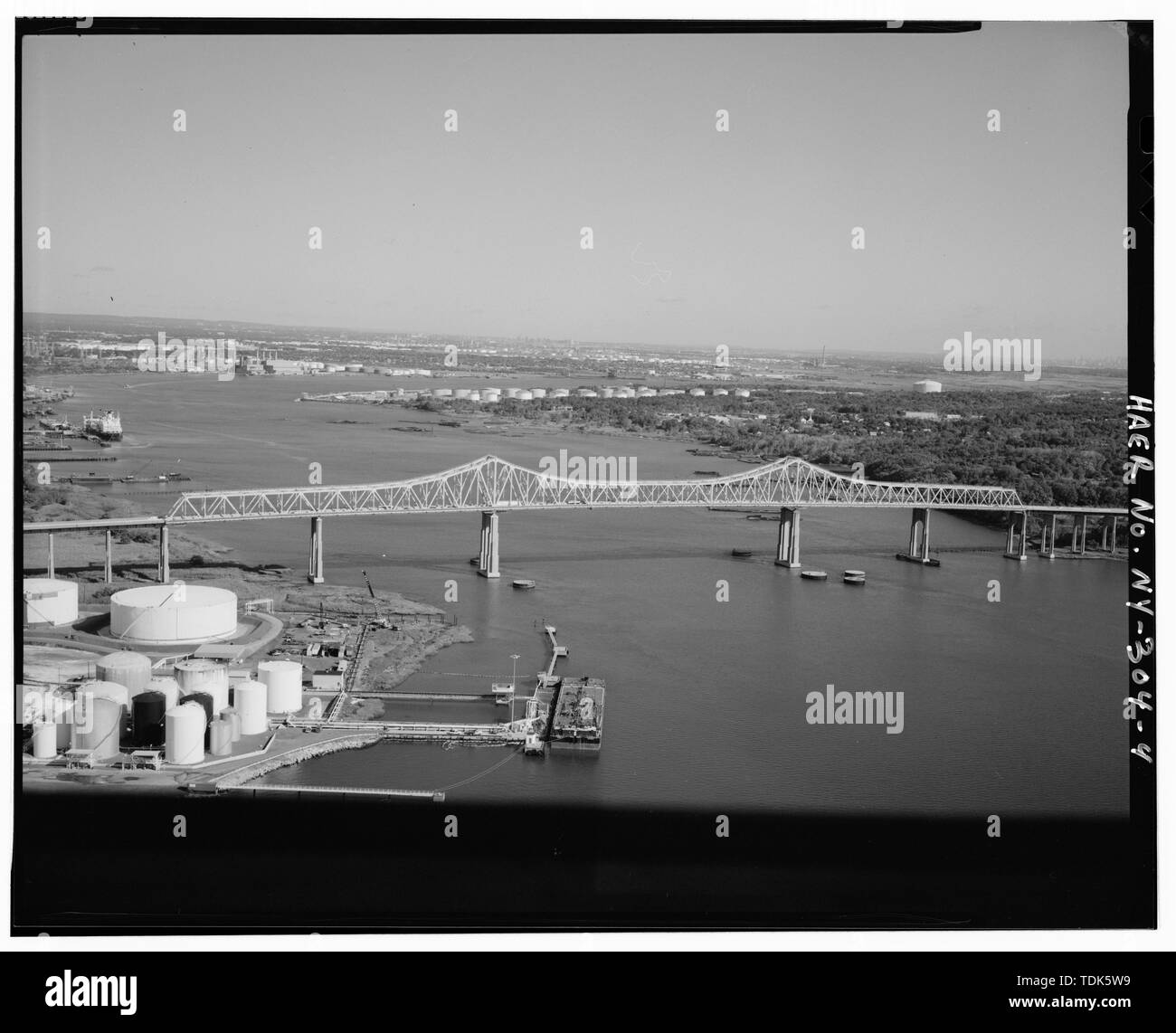 OUTERBRIDGE CROSSING BRIDGE IN PERSPECTIVE, STATEN ISLAND ON RIGHT ...