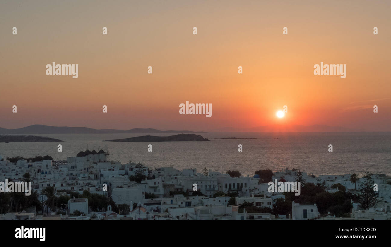 Sun setting behind island hi-res stock photography and images - Alamy