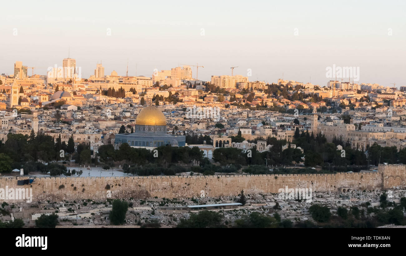 the sun rising at dome of the rock mosque from the mount of olives in ...