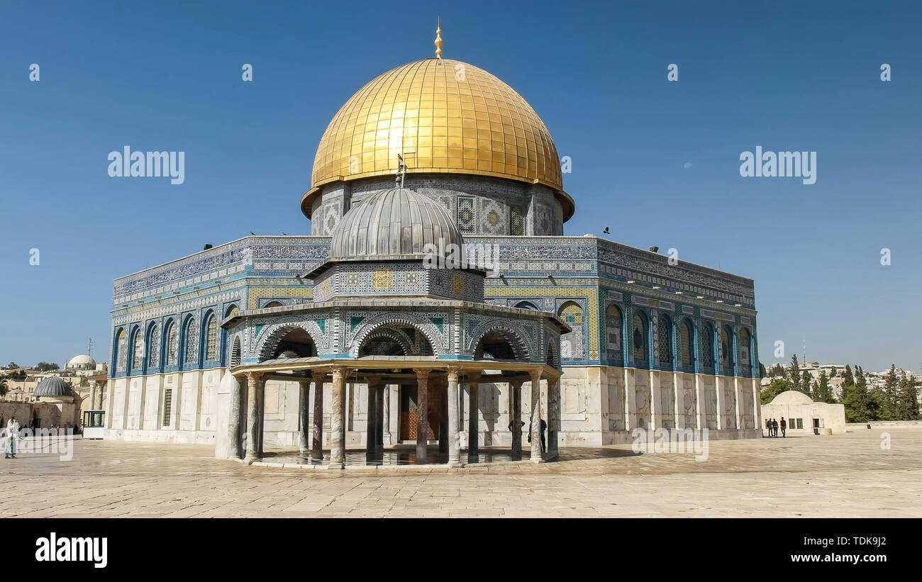 the famous dome of the chain and dome of the rock rock mosques in ...