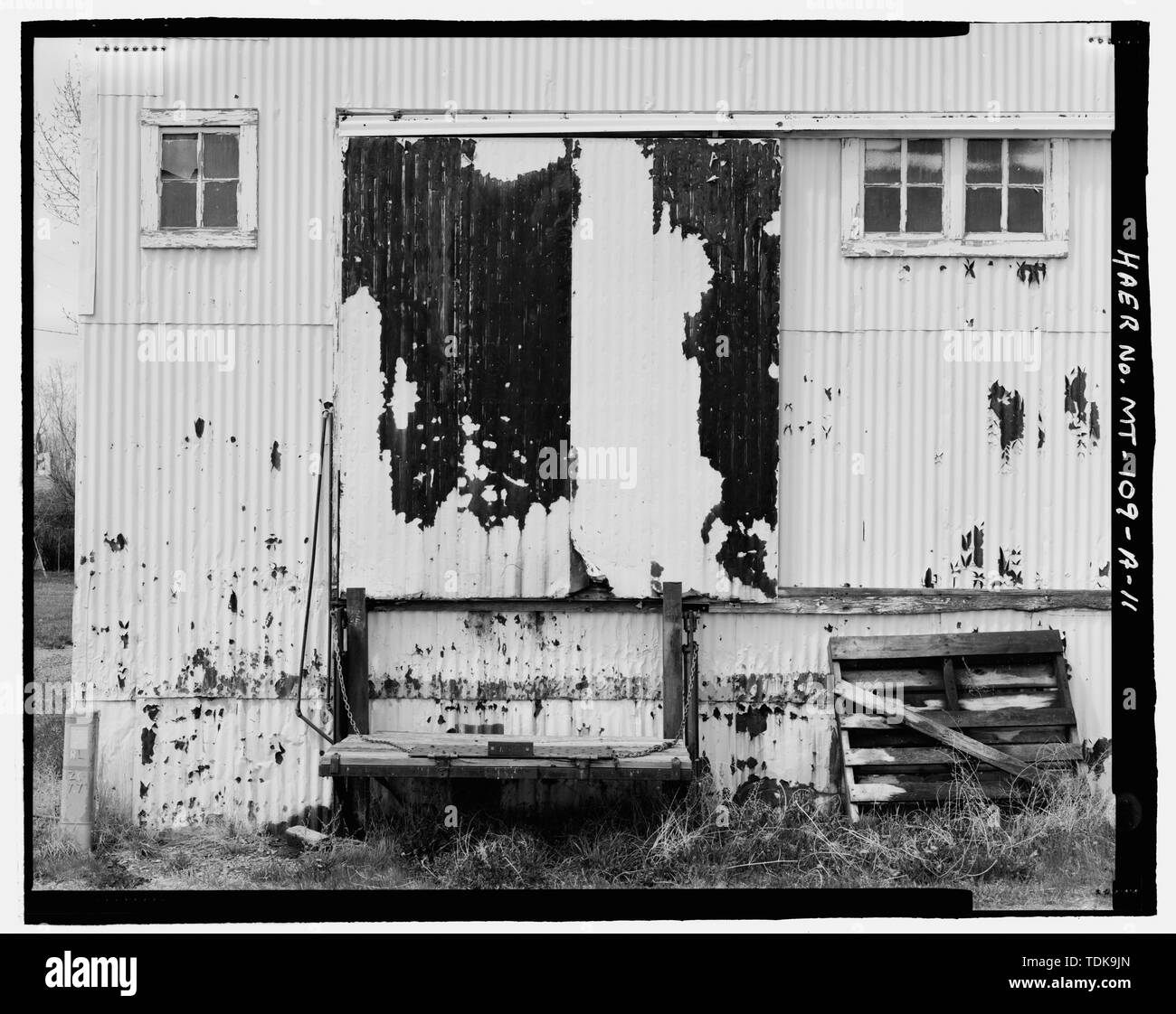 Office and warehouse building. Detail of freight entry at warehouse ...