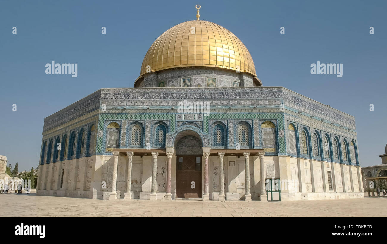 the islamic dome of the rock mosque on the temple mount in jerusalem ...
