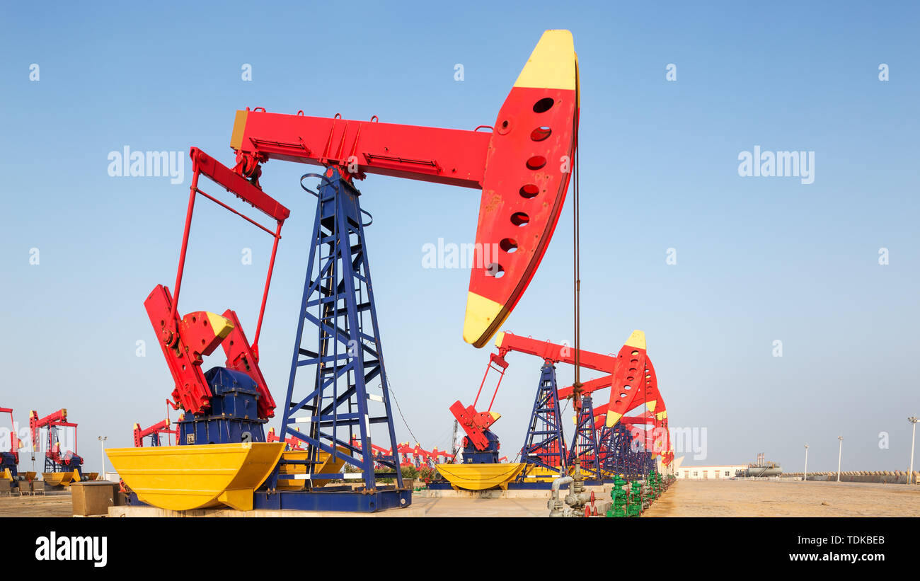 Oil pumping units hi-res stock photography and images - Alamy