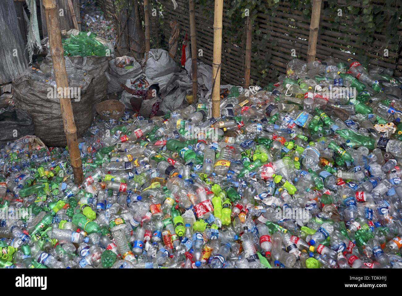 Dhaka, Bangladesh. 17th June, 2019. Women worker are working plastic ... Dhaka, Bangladesh. 17th June, 2019. Women worker are working plastic ...