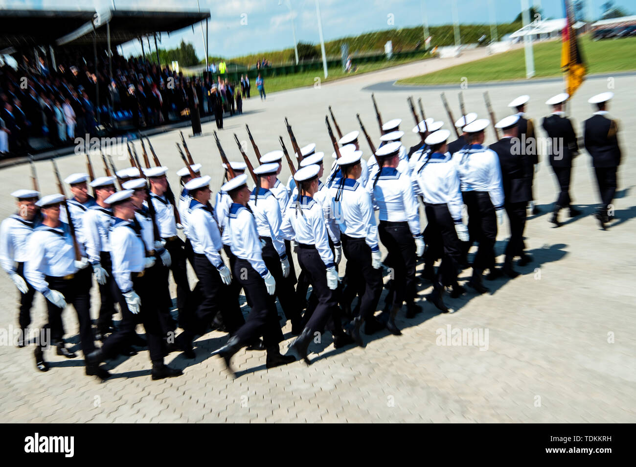 Wilhelmshaven, Germany. 17th June, 2019. Marine soldiers walk in step ...