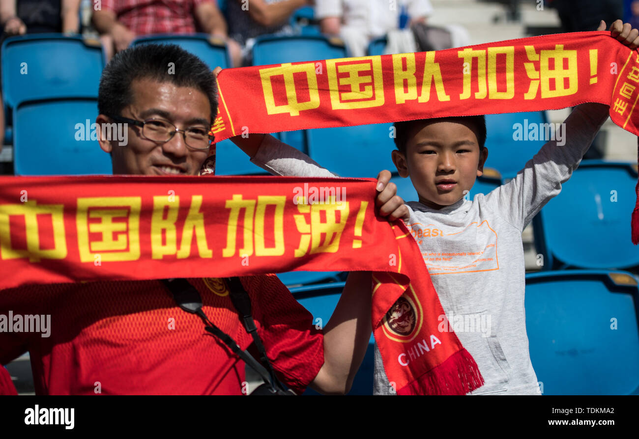 Le Havre, France. 17th June, 2019. Supporters of China cheer for the ...