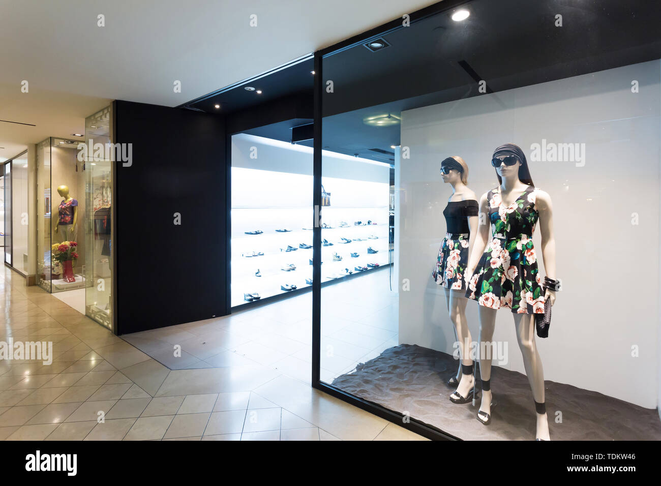 Retail store mannequin display hi-res stock photography and images - Alamy