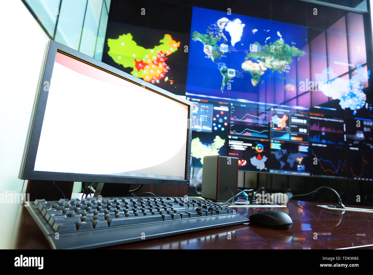 Data center monitor graph hi-res stock photography and images - Alamy