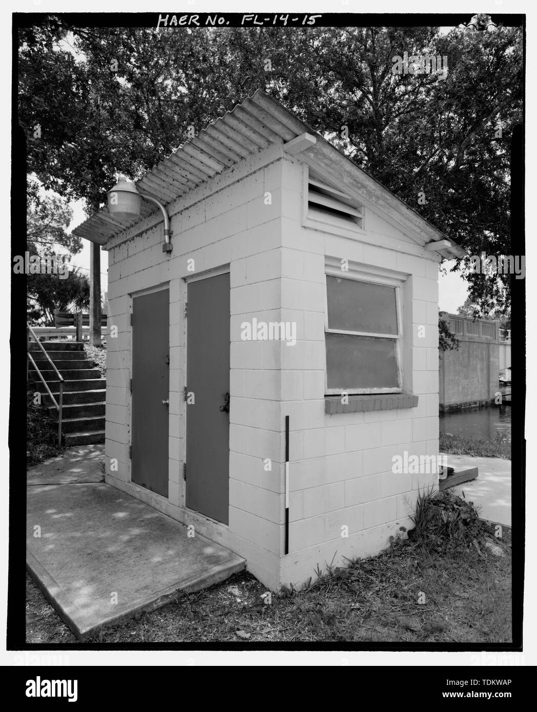 Oblique view front (east) and north sides of bridge operator's restroom ...