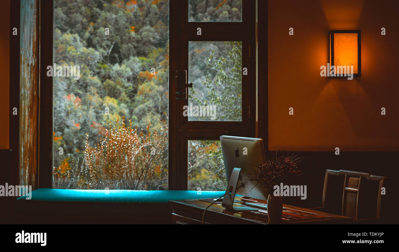 Imac desk hi-res stock photography and images - Alamy