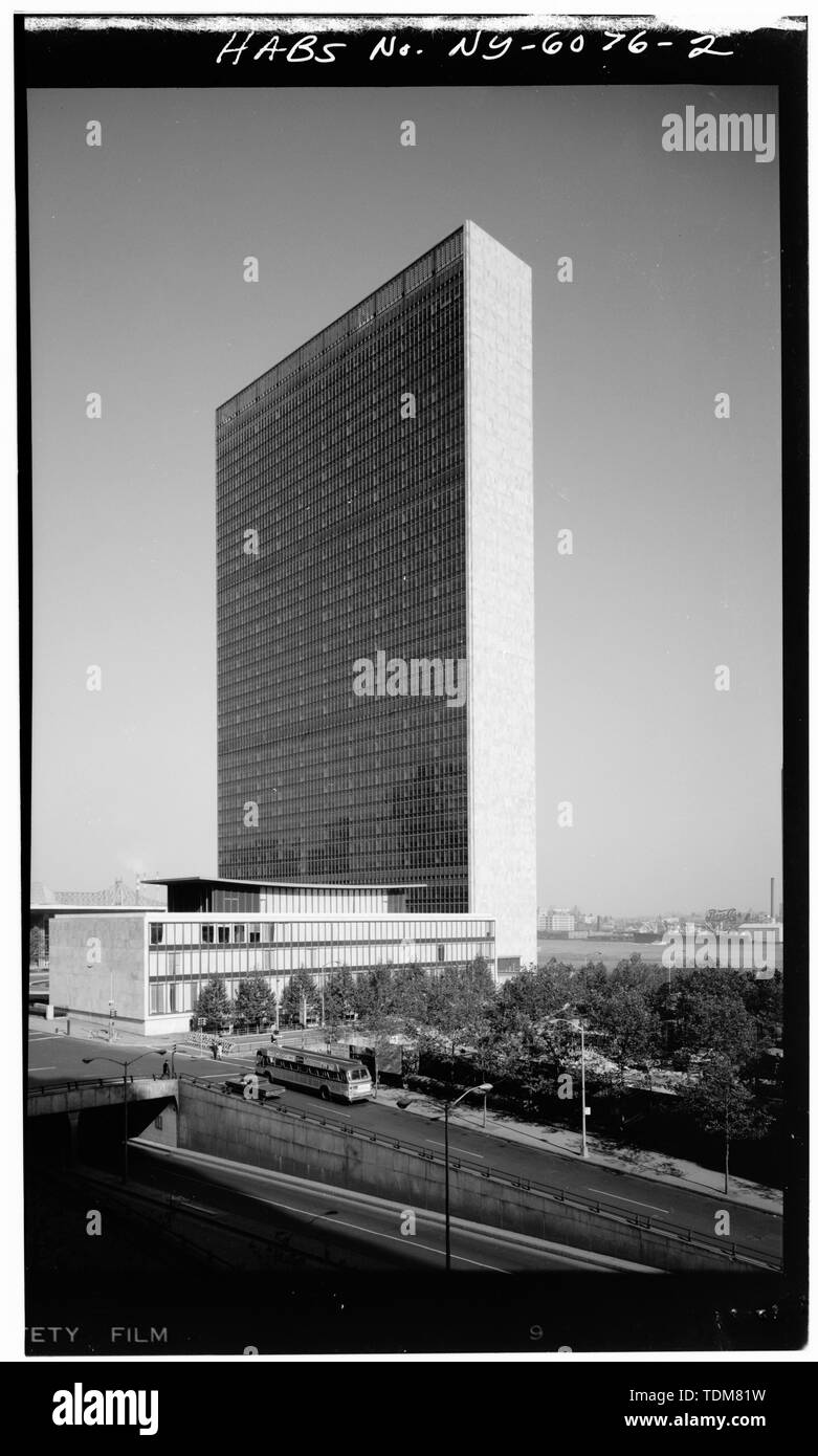 United nations secretariat building Black and White Stock Photos ...