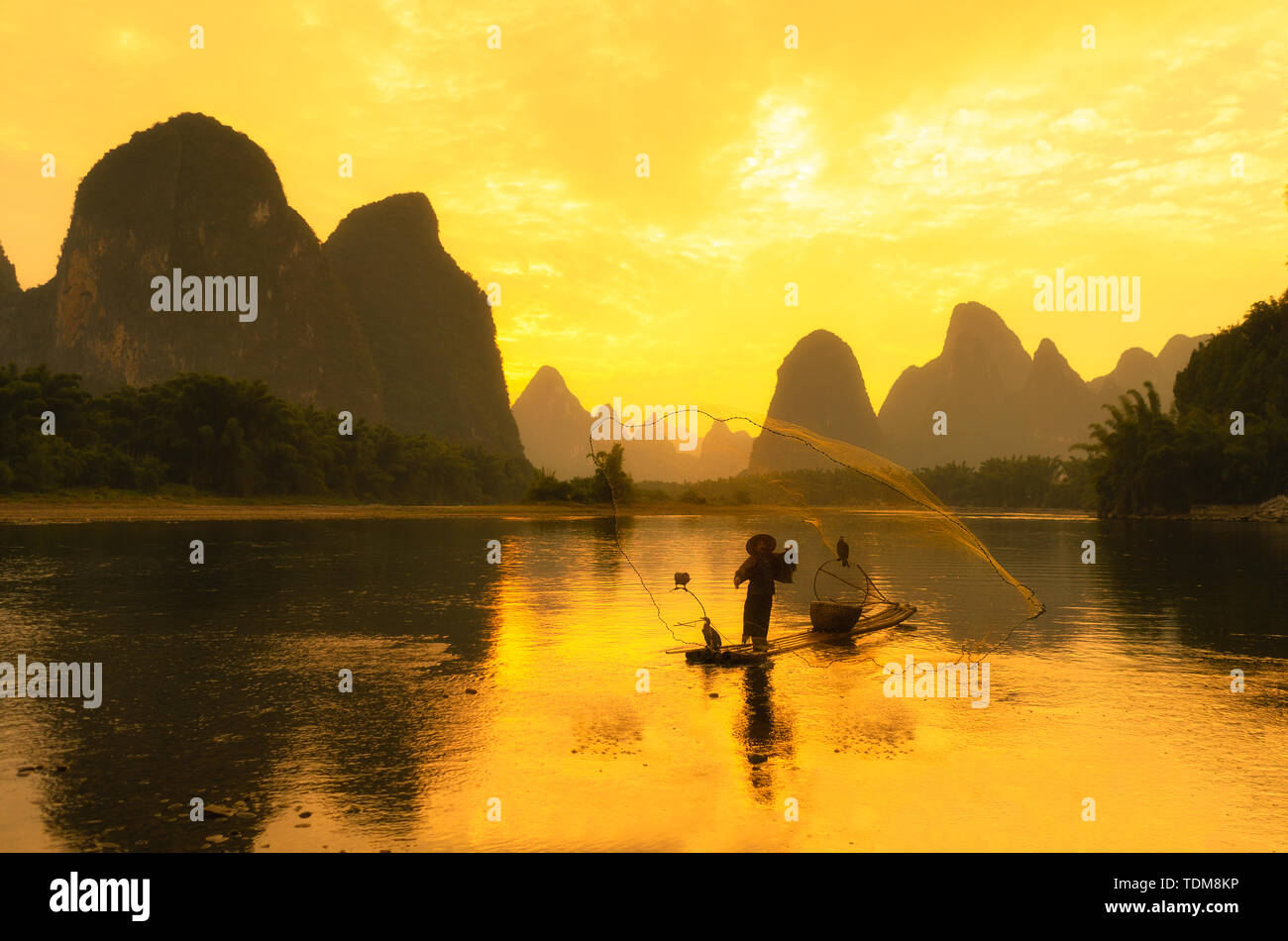 Fishermen fishing on the Li River in Xingping, Guilin Stock Photo - Alamy