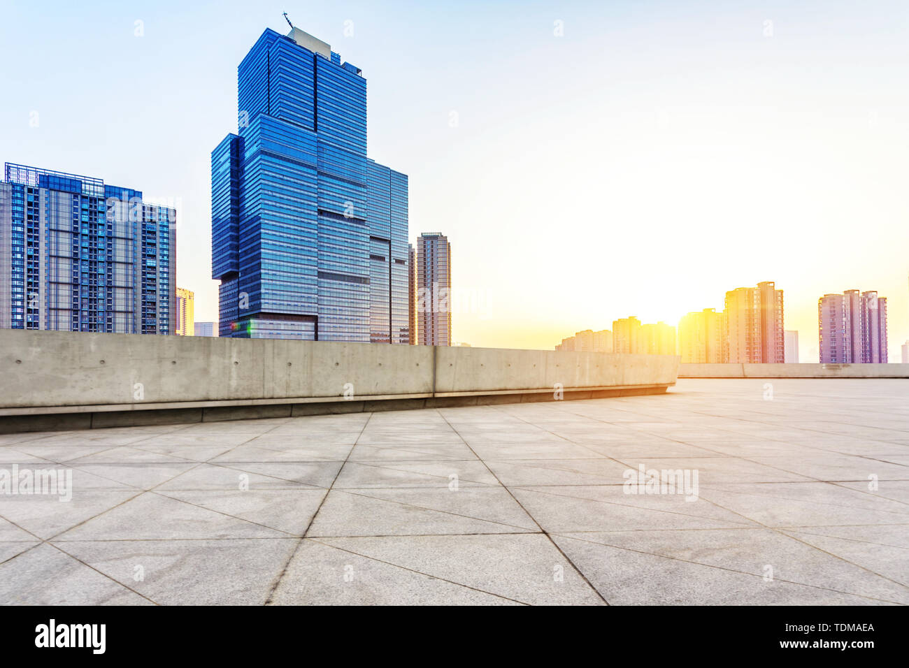 Empty square and modern building hi-res stock photography and images ...
