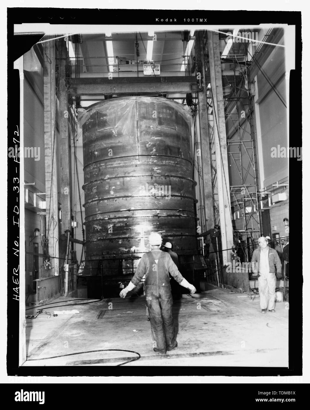 PBF Reactor Building (PER-620). Reactor vessel slips delicately into ...