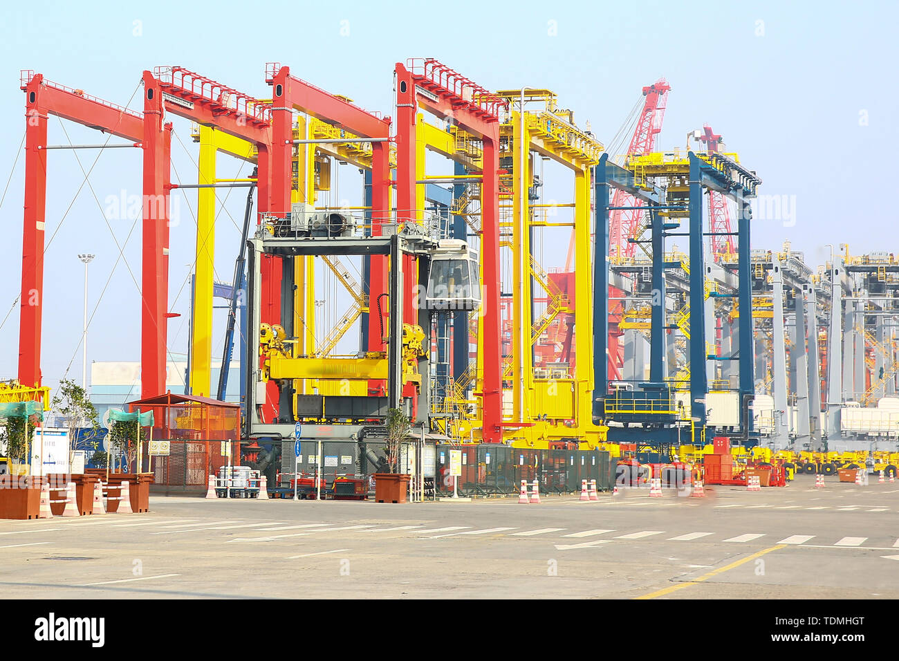 Dragon gate crane track crane Stock Photo - Alamy