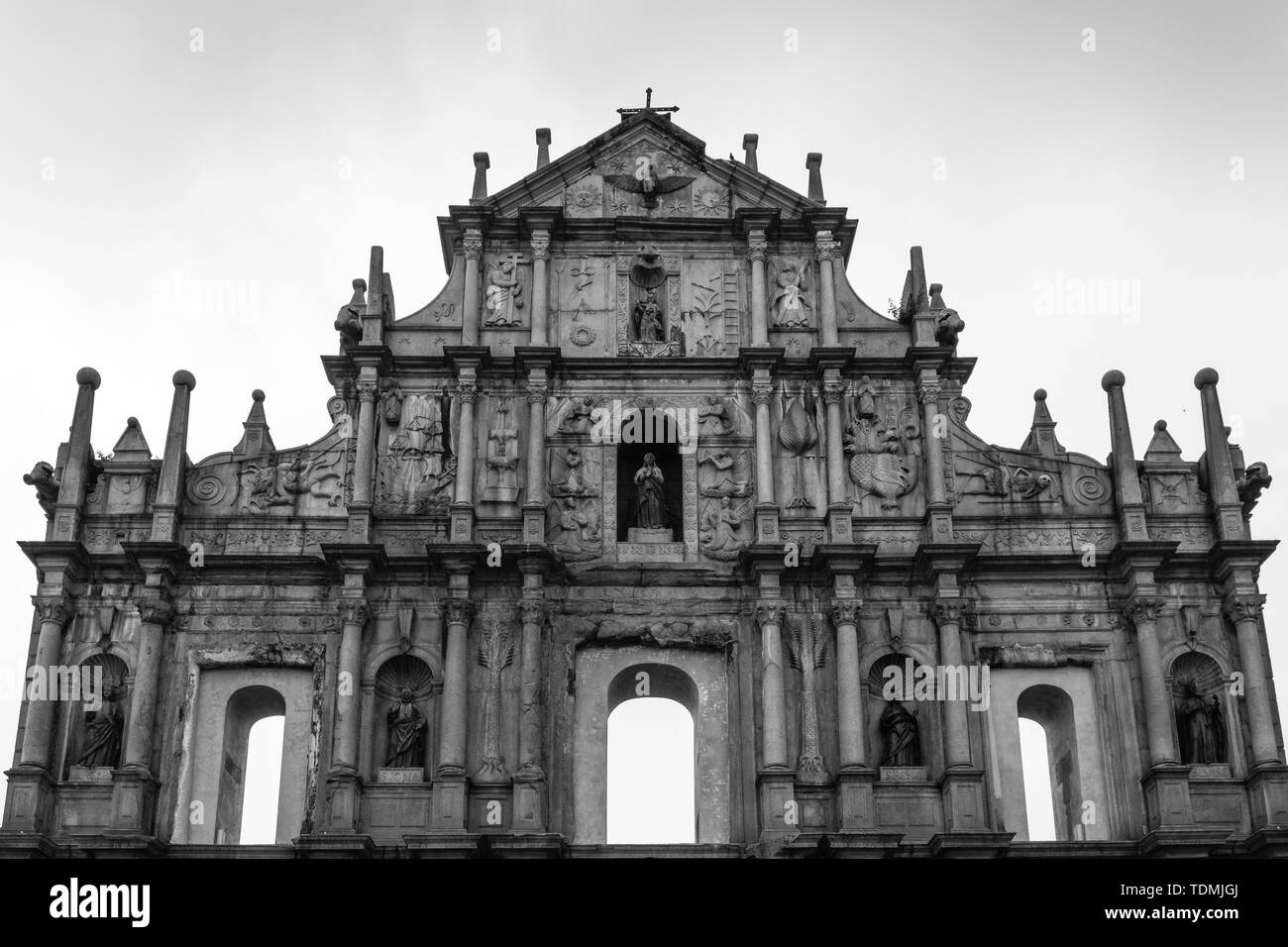 Macau Grand San Bus archway Stock Photo - Alamy
