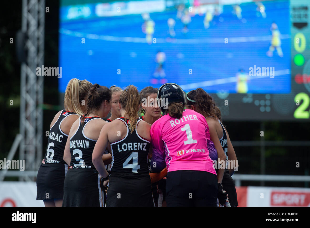 2019 the australian team huddle hi-res stock photography and images - Alamy