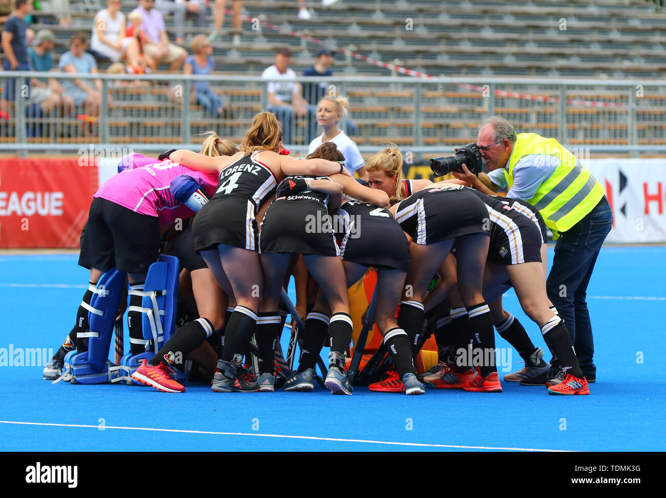 2019 the australian team huddle hi-res stock photography and images - Alamy