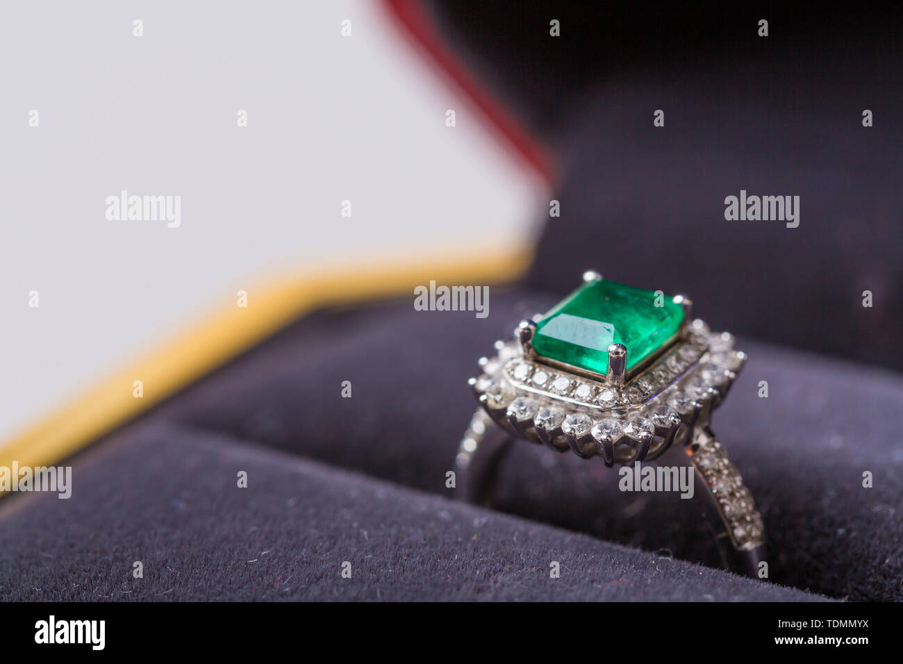 Emerald necklace box hi-res stock photography and images - Alamy