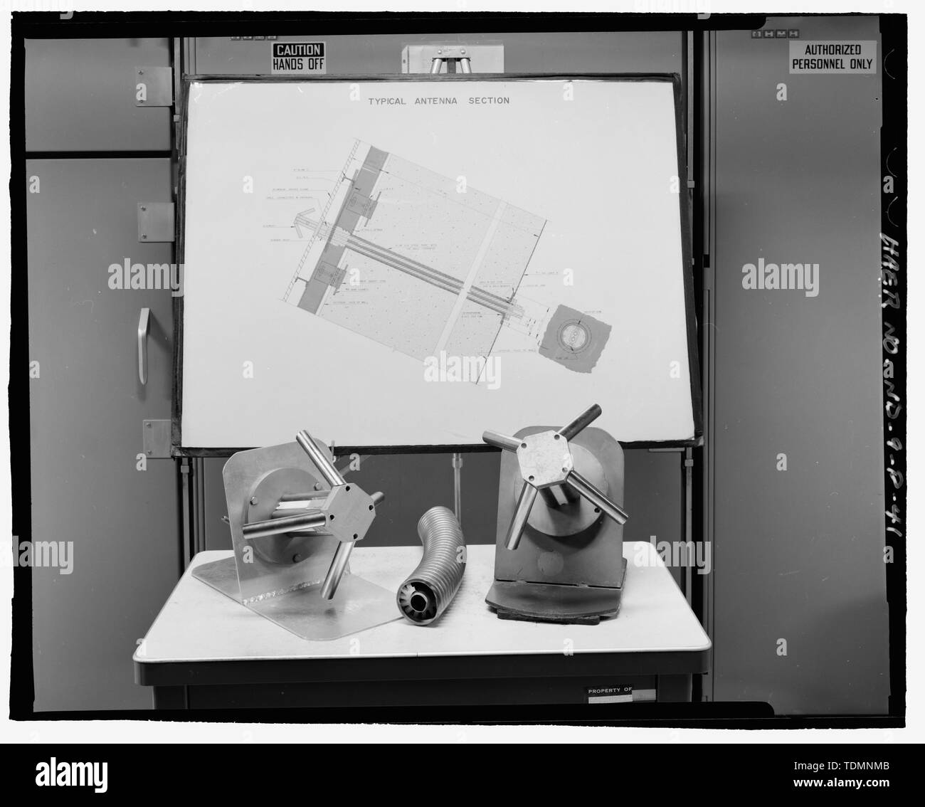 Perimeter acquisition radar building radar element and coaxial display ...