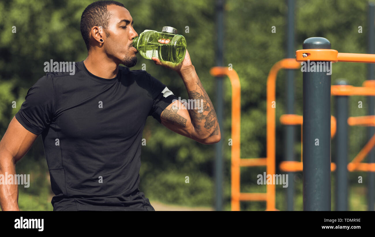 Sports man drinking water after hi-res stock photography and images - Alamy