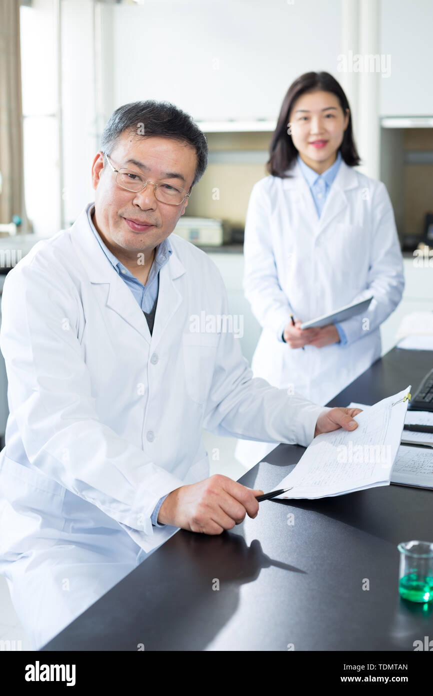 people doing chemical experiment in modern lab Stock Photo - Alamy