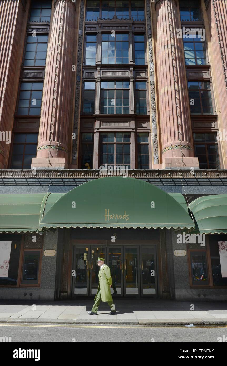 Harrods Shop Front High Resolution Stock Photography and Images - Alamy