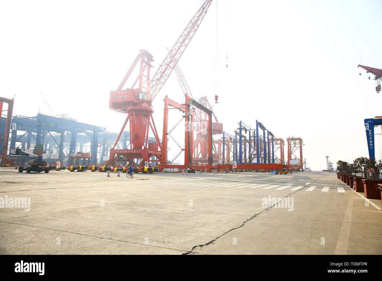 Dragon gate crane track crane Stock Photo - Alamy