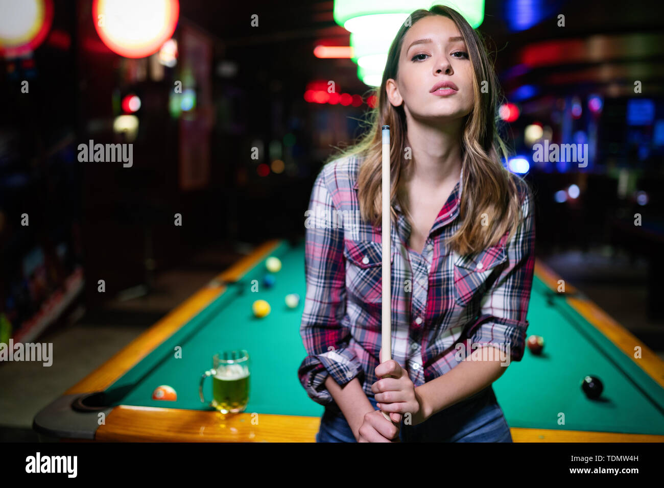 Young female billiard player hi-res stock photography and images - Alamy