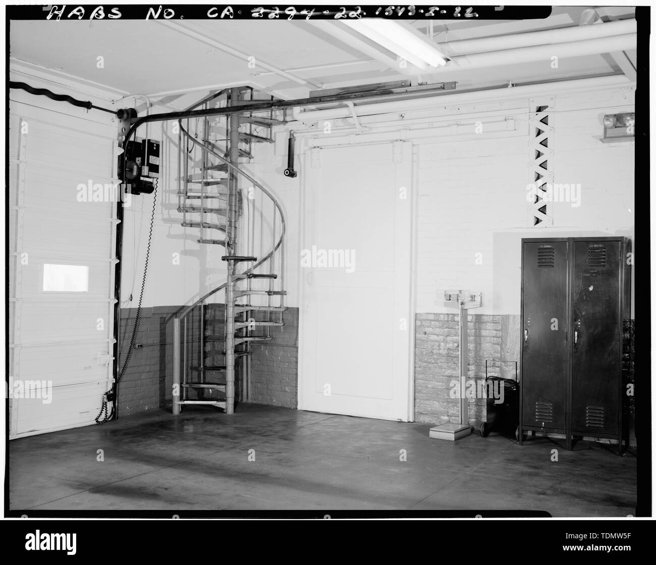 PHOTOGRAPH OF FIRST FLOOR SHOWING SPIRAL STAIR FROM ENGINE ROOM TO ...