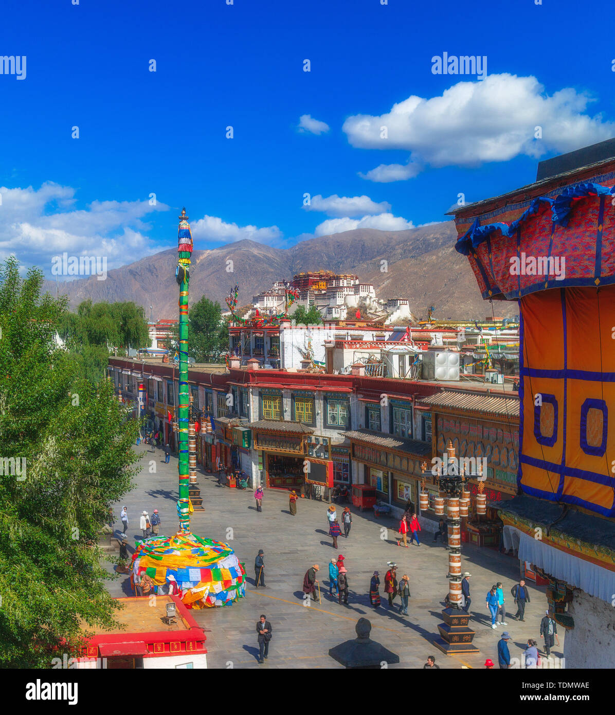 Tourists at potala palace hi-res stock photography and images - Alamy