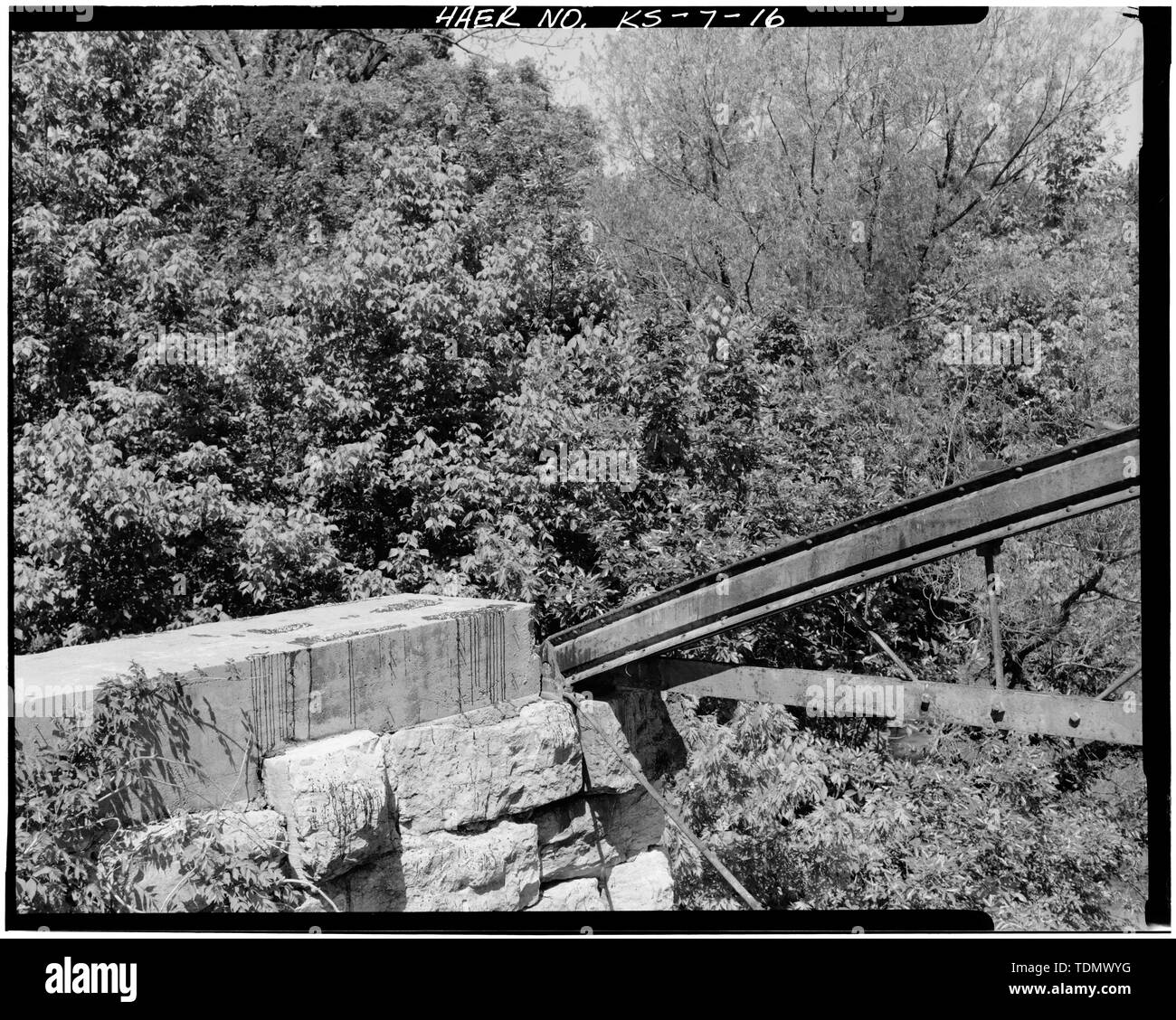 PIER BEARING, UPPER AND LOWER CHORD, FIRST VERTICAL MEMBER, PANEL NO. 1 ...