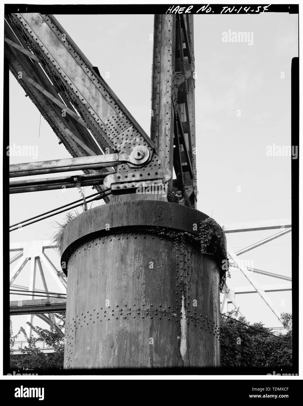 PIER V DETAIL, SHOWING WEST DECK APPROACH SPAN BEARING SHOE AND LOWER ...