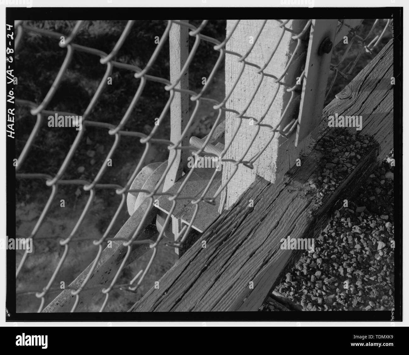 PIN CONNECTION AT VERTICAL AND BOTTOM CHORD ON CAMELBACK THROUGH TRUSS ...