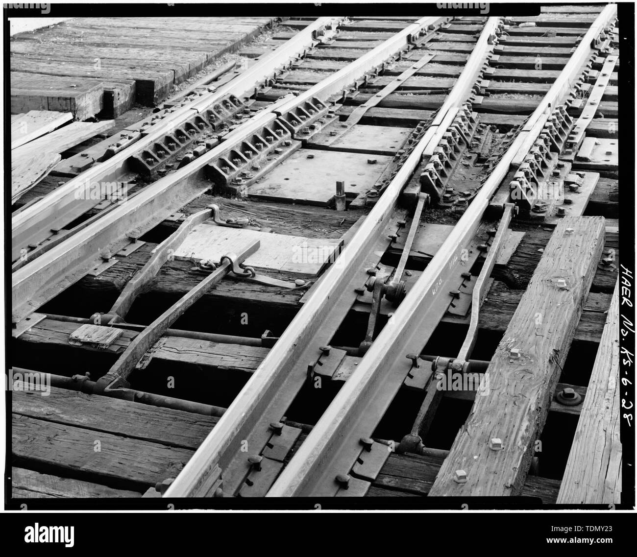 PIVOT SPAN TRACK COUPLING DETAIL. VIEW TO WEST. - Leavenworth Bridge ...