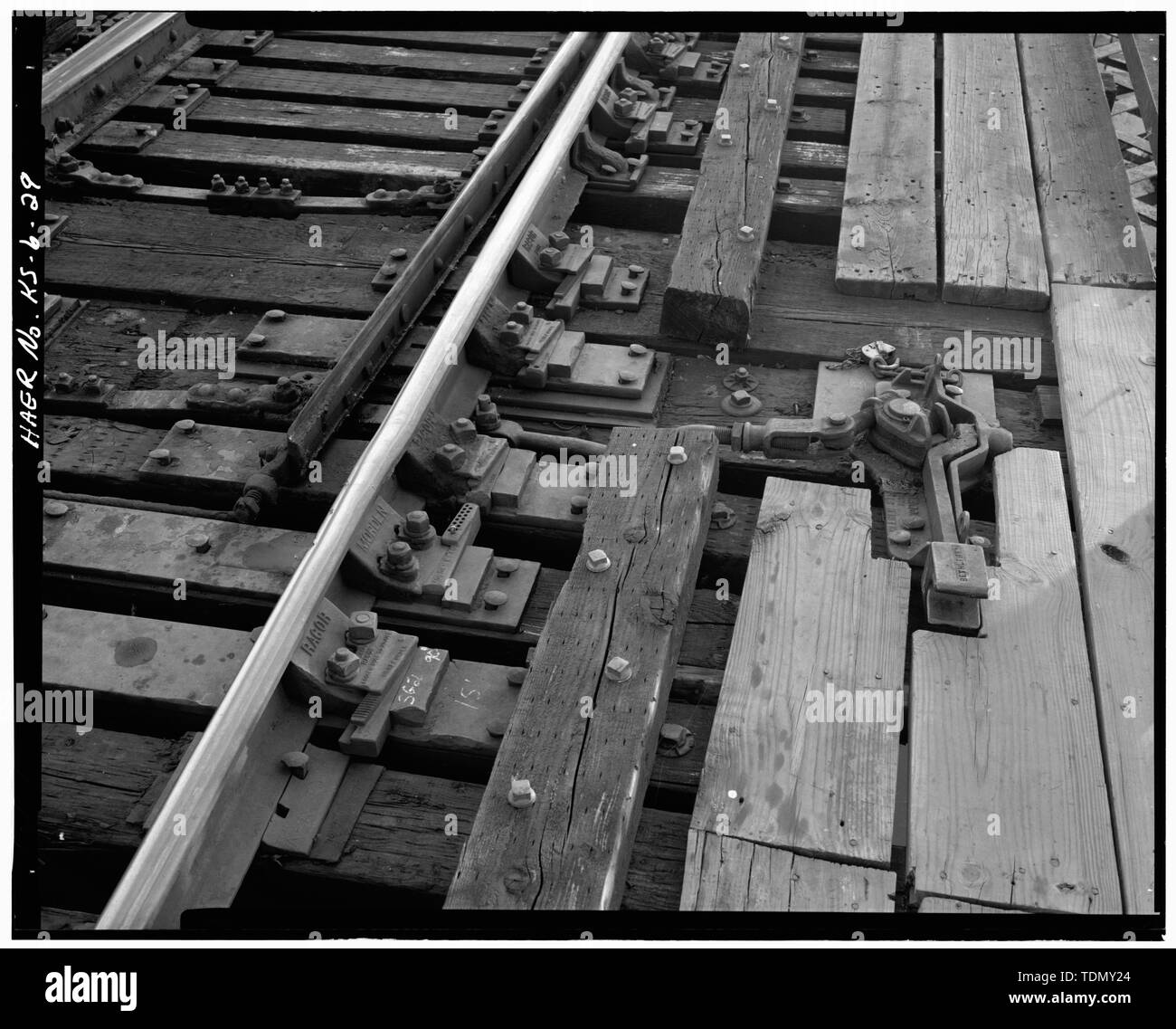 PIVOT SPAN TRACK COUPLING DETAIL. VIEW TO WEST. - Leavenworth Bridge ...