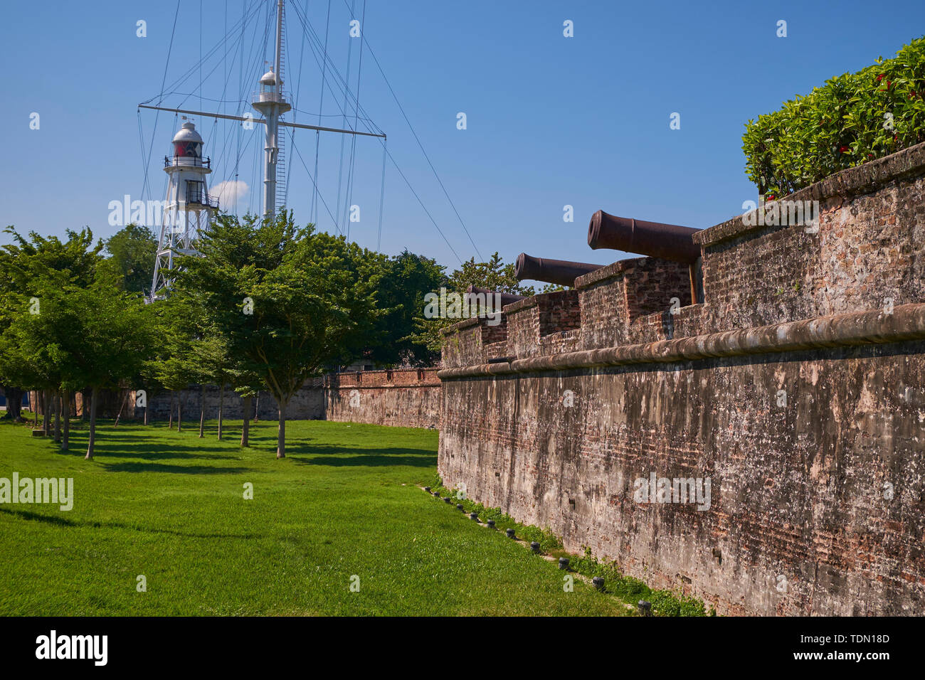 Rampart wall with canons at Fort Cornwallis in George Town, Penang ...