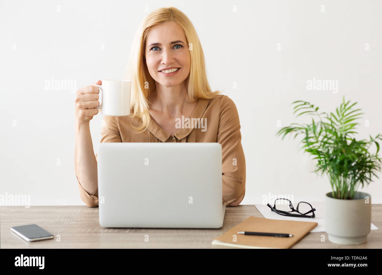 Work smiling hi-res stock photography and images - Alamy