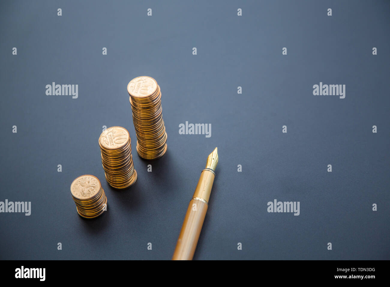 Pen, money, money Stock Photo - Alamy