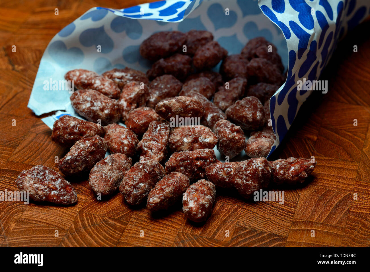 Gebrannte Mandeln in Tuete, Papiertuete Stock Photo - Alamy