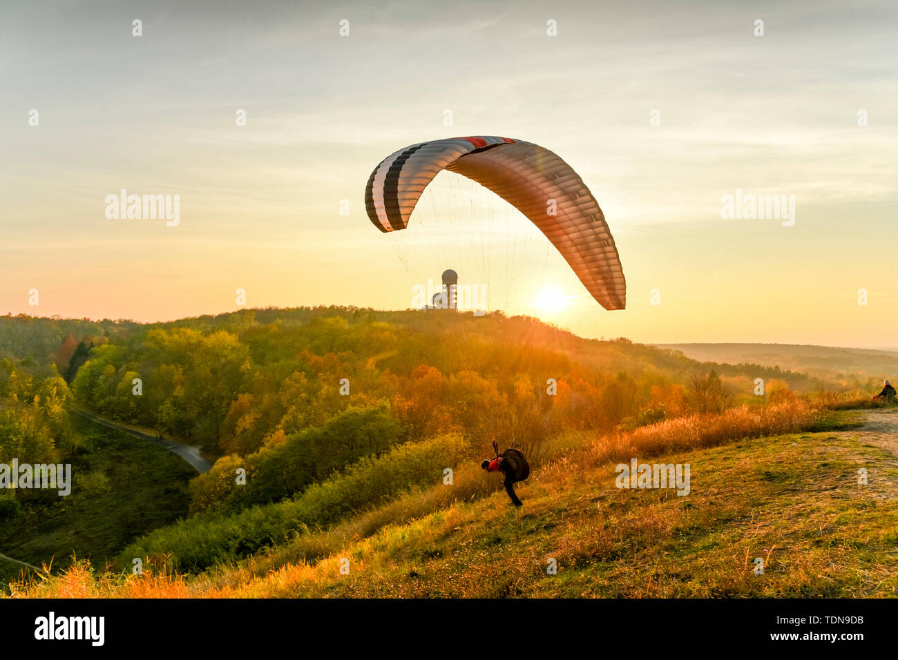 Gleitschirmflieger, Teufelsberg, Grunewald, Berlin, Deutschland Stock ...